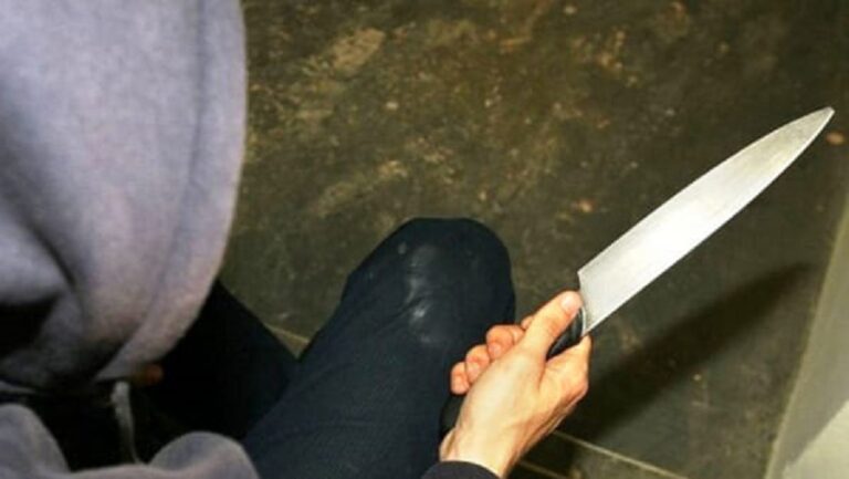 Prof accoltellata da uno studente: "Tornerò in classe"