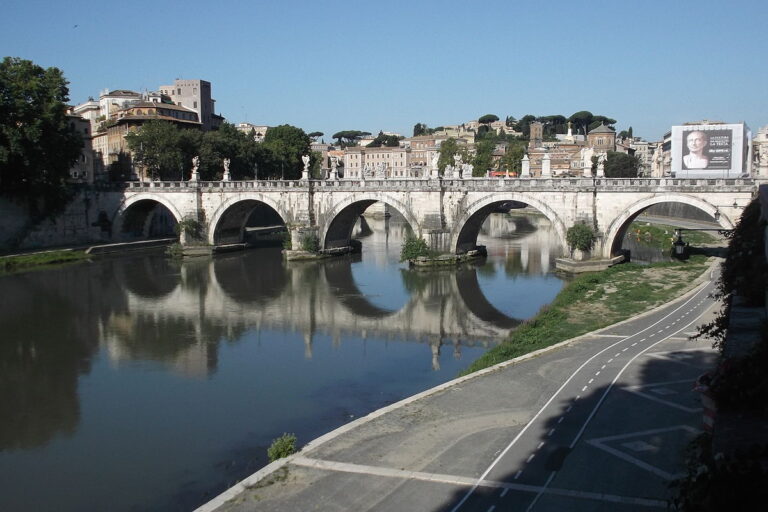 Precipita sulla banchina del Tevere e muore sul colpo
