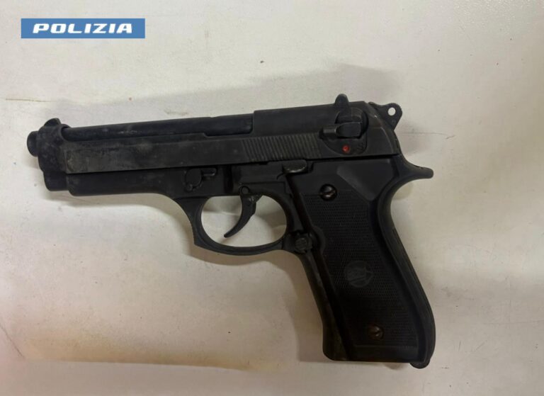 Colpo in aria nel market: arrestata 34enne armata di pistola a salve