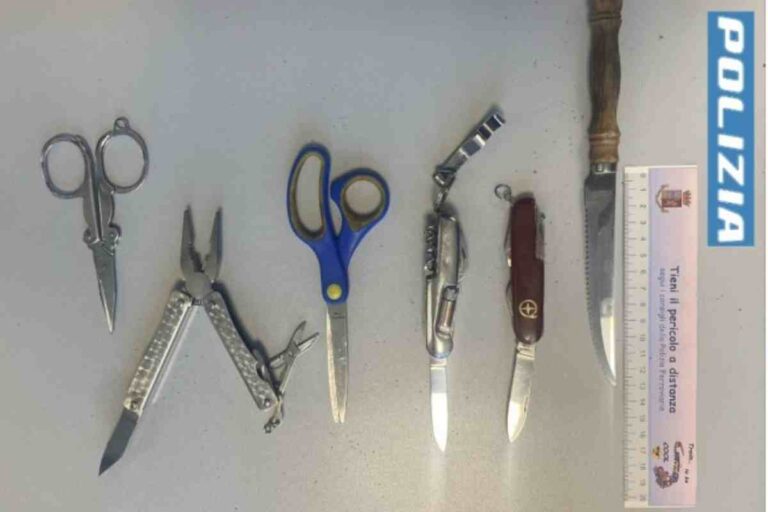 Evade dai domiciliari e viene trovato in stazione con coltelli e lame