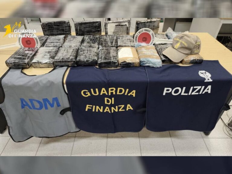 Sbarca in porto con 23 chili di cocaina in auto: arrestato - POP - Il ...